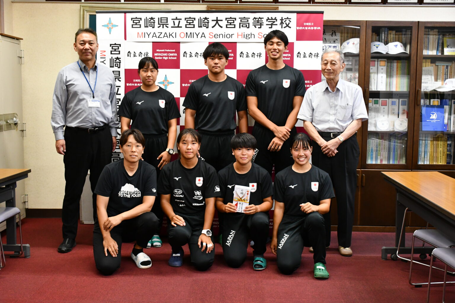 弦月同窓会からカヌー部への寄附金贈呈式 ‣ 宮崎県立宮崎大宮高等学校